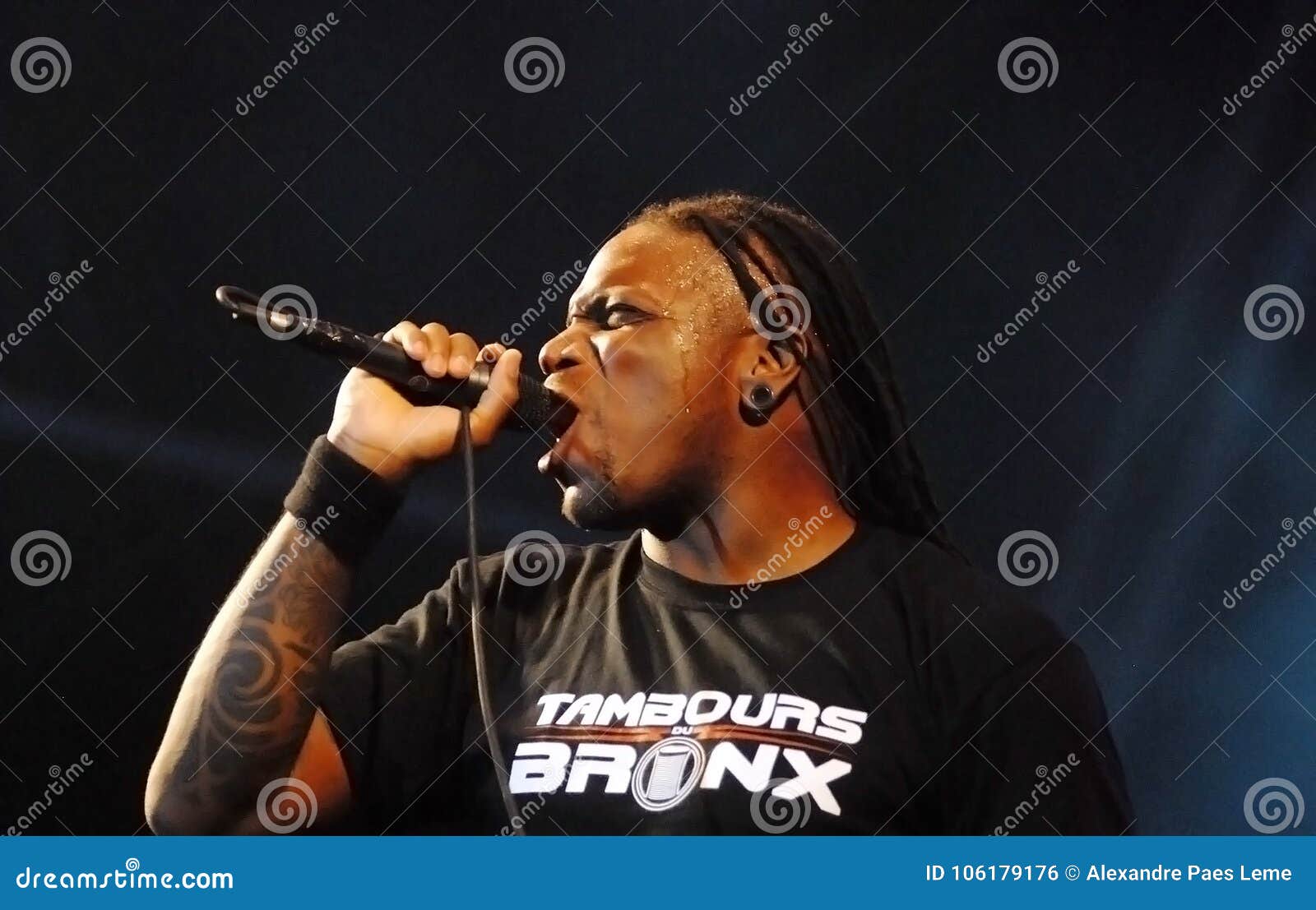 Sepultura - Derrick Green redaktionelles foto. Bild von felsen - 106179176