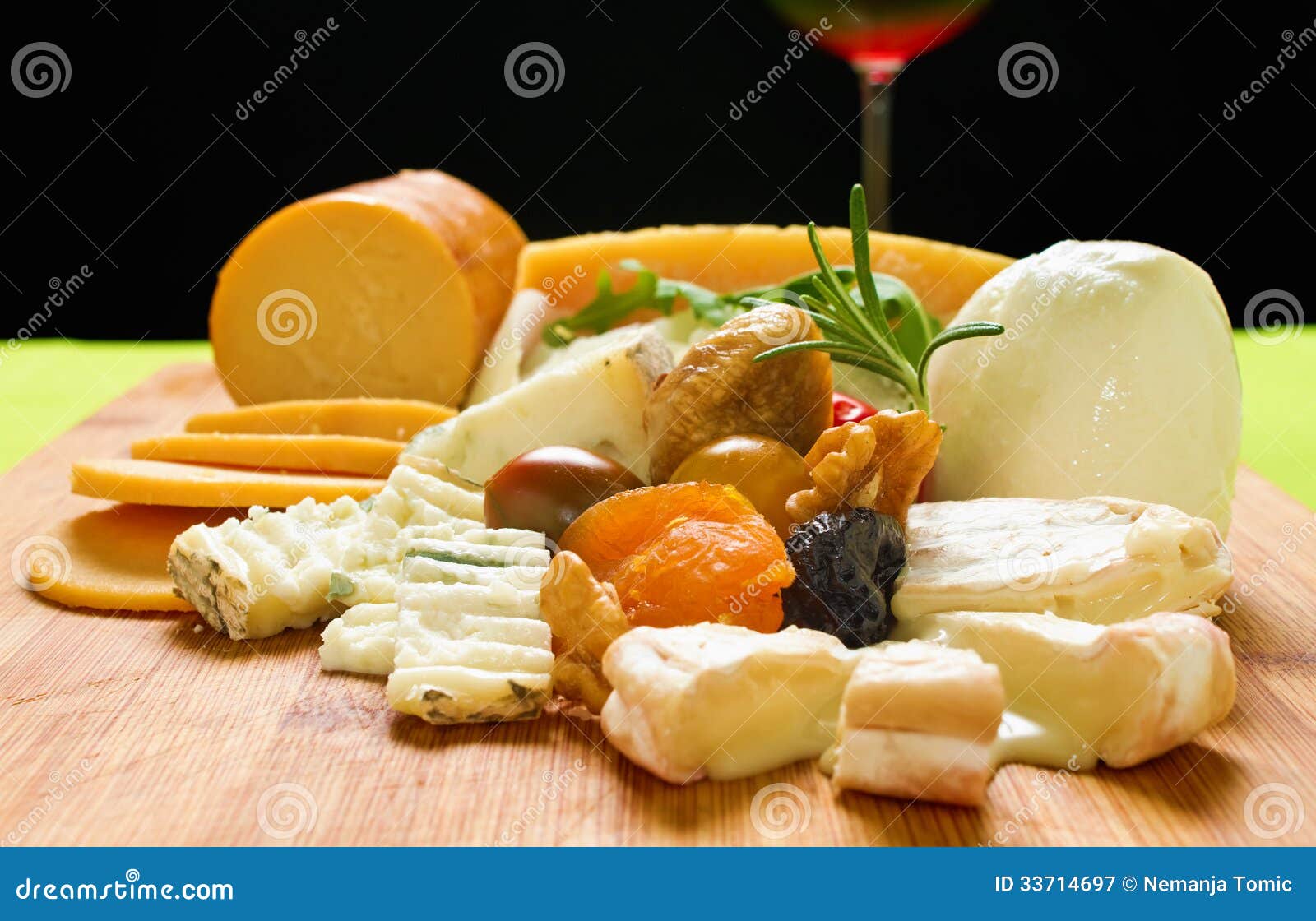 Ser deska obraz stock. Obraz złożonej z parmezan, tło - 33714697