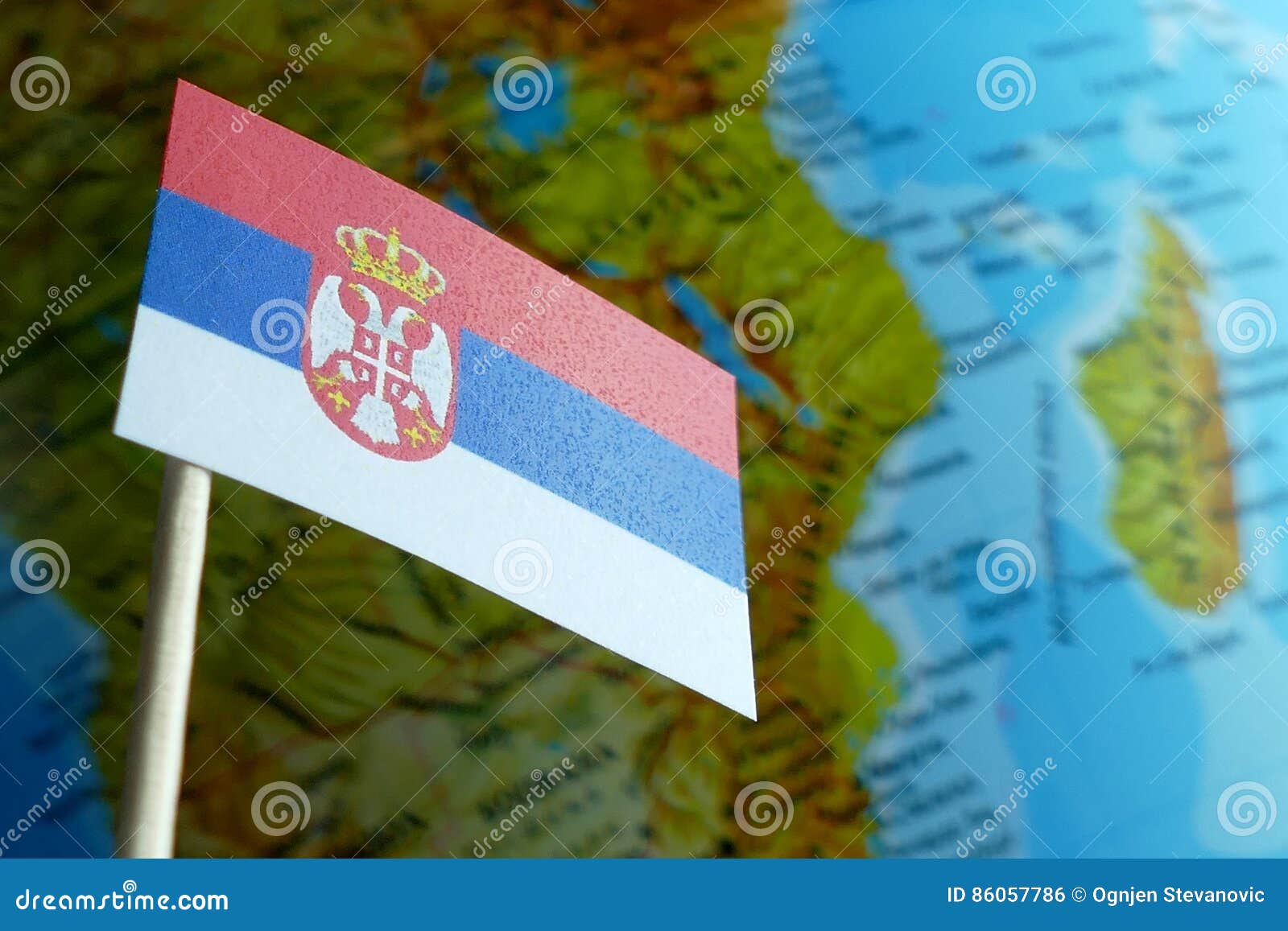Serbien-Flagge Mit Einer Kugelkarte Als Hintergrund Stockfoto - Bild ...