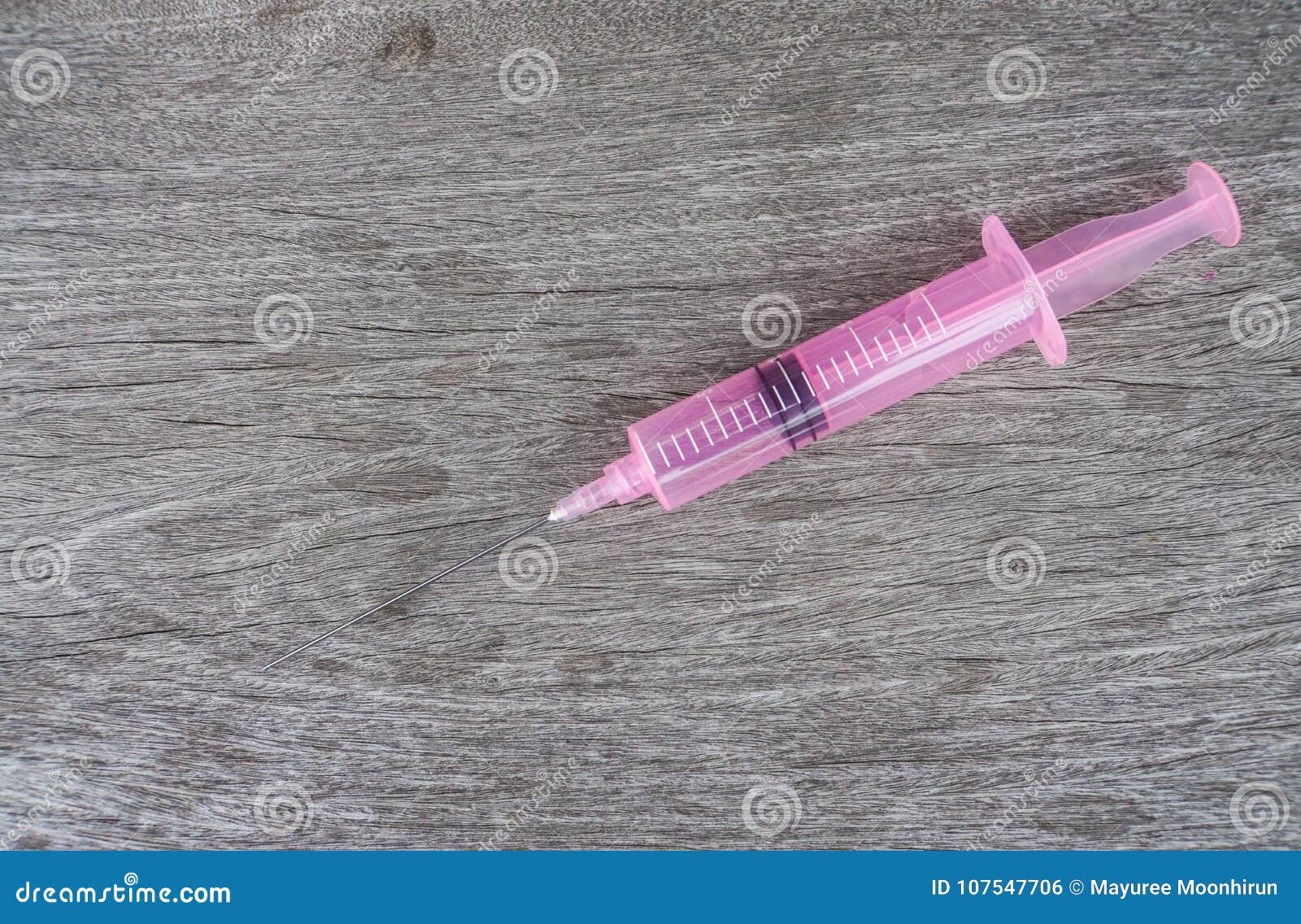 Seringa Cor-de-rosa Com Dose Da Medicina Para O Paciente Foto de Stock ...