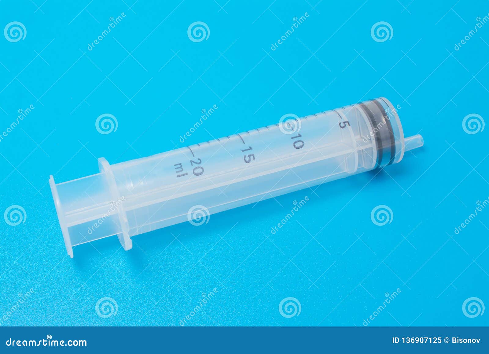 Seringa Grande Isolada Em Um Azul Imagem de Stock - Imagem de ...