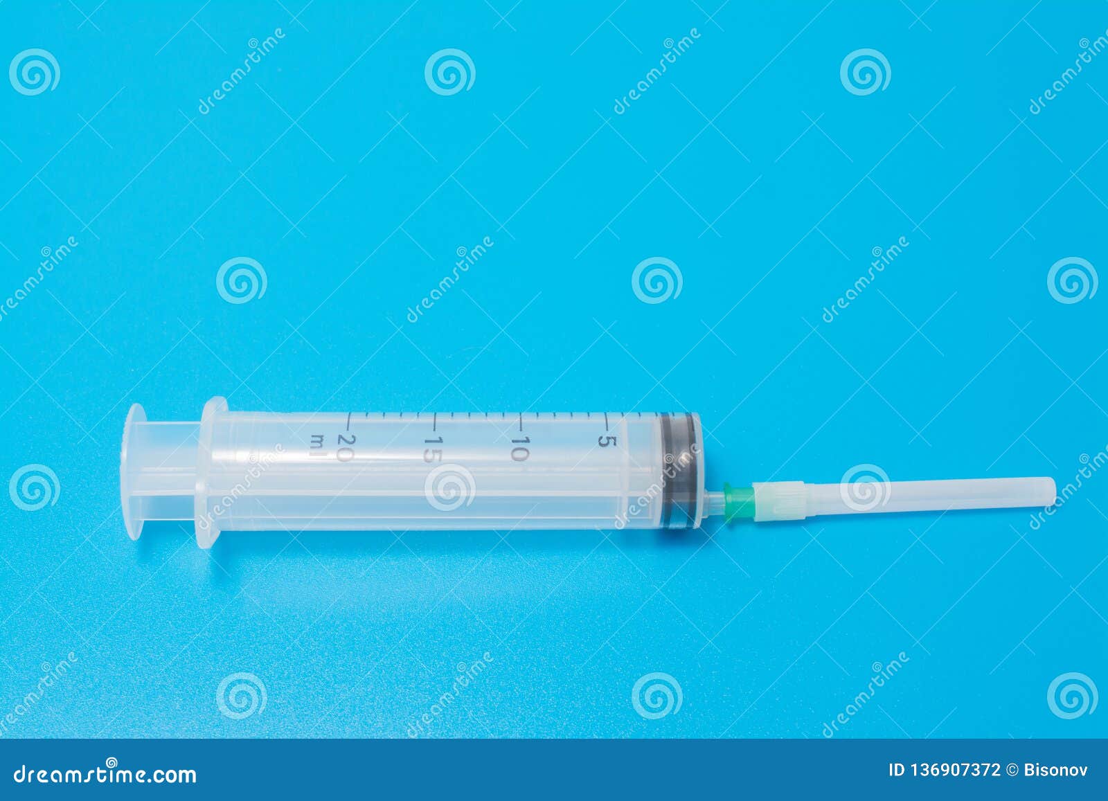 Seringa Grande Isolada Em Um Azul Foto de Stock - Imagem de densamente ...