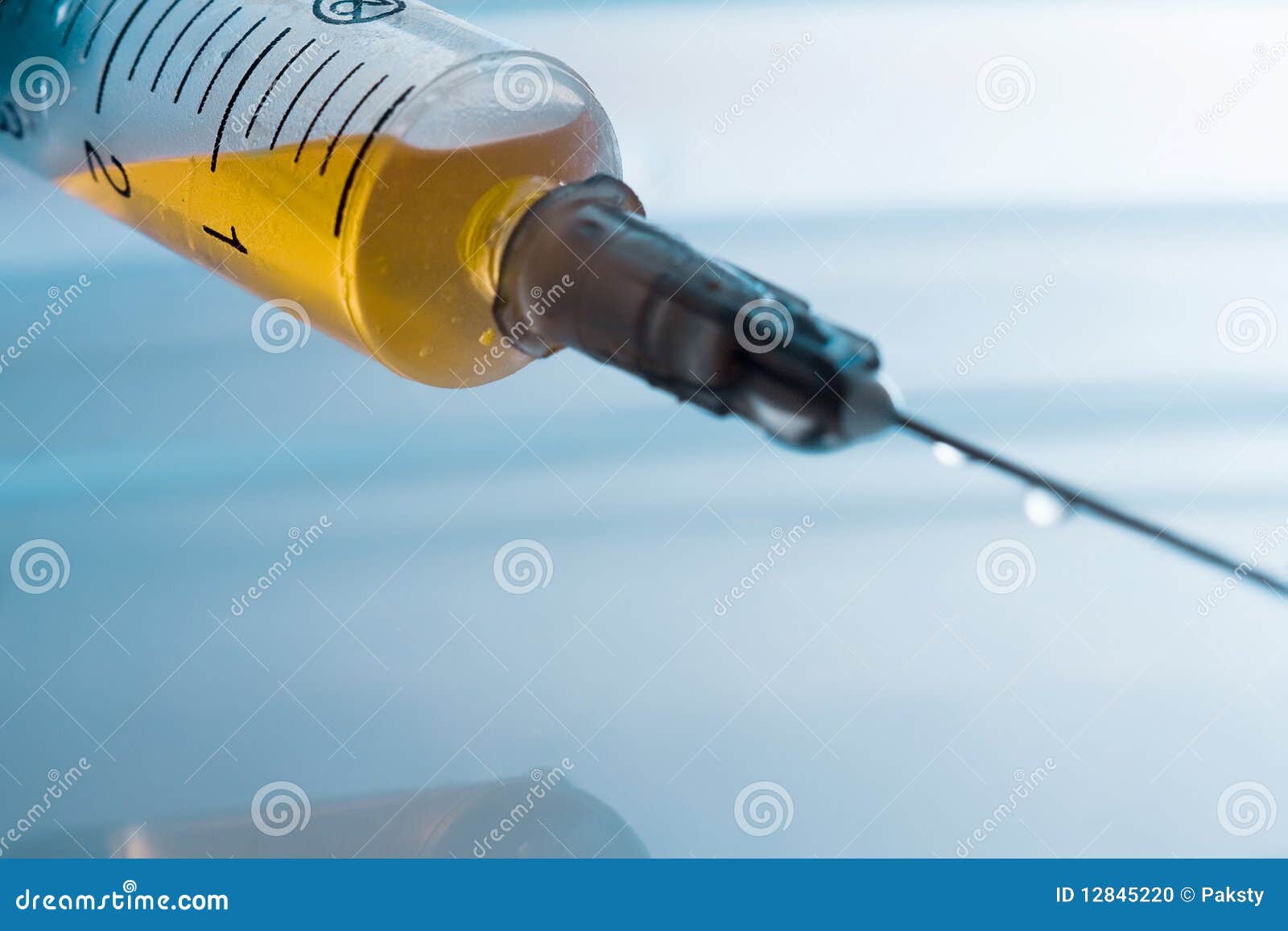 Seringue Avec Le Liquide Jaune Photo stock - Image du médical, maladie ...