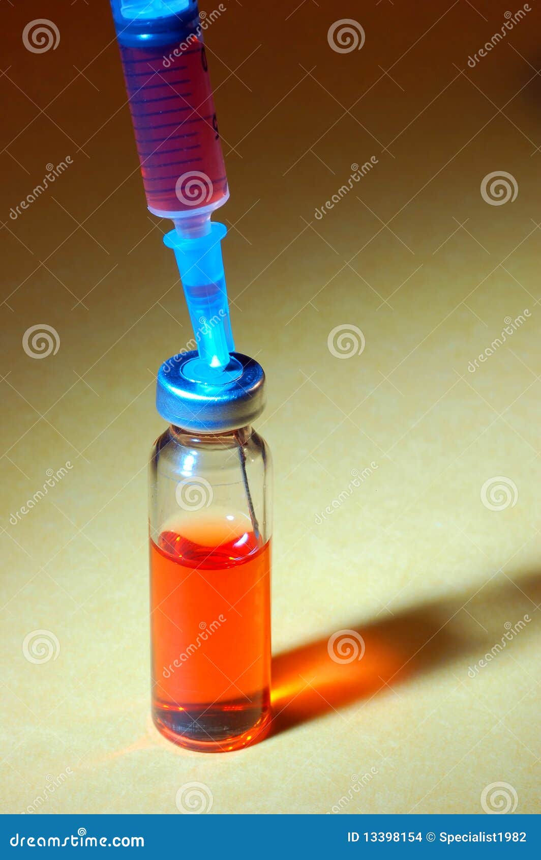 Seringue et fiole photo stock. Image du seringue, pharmaceutique - 13398154