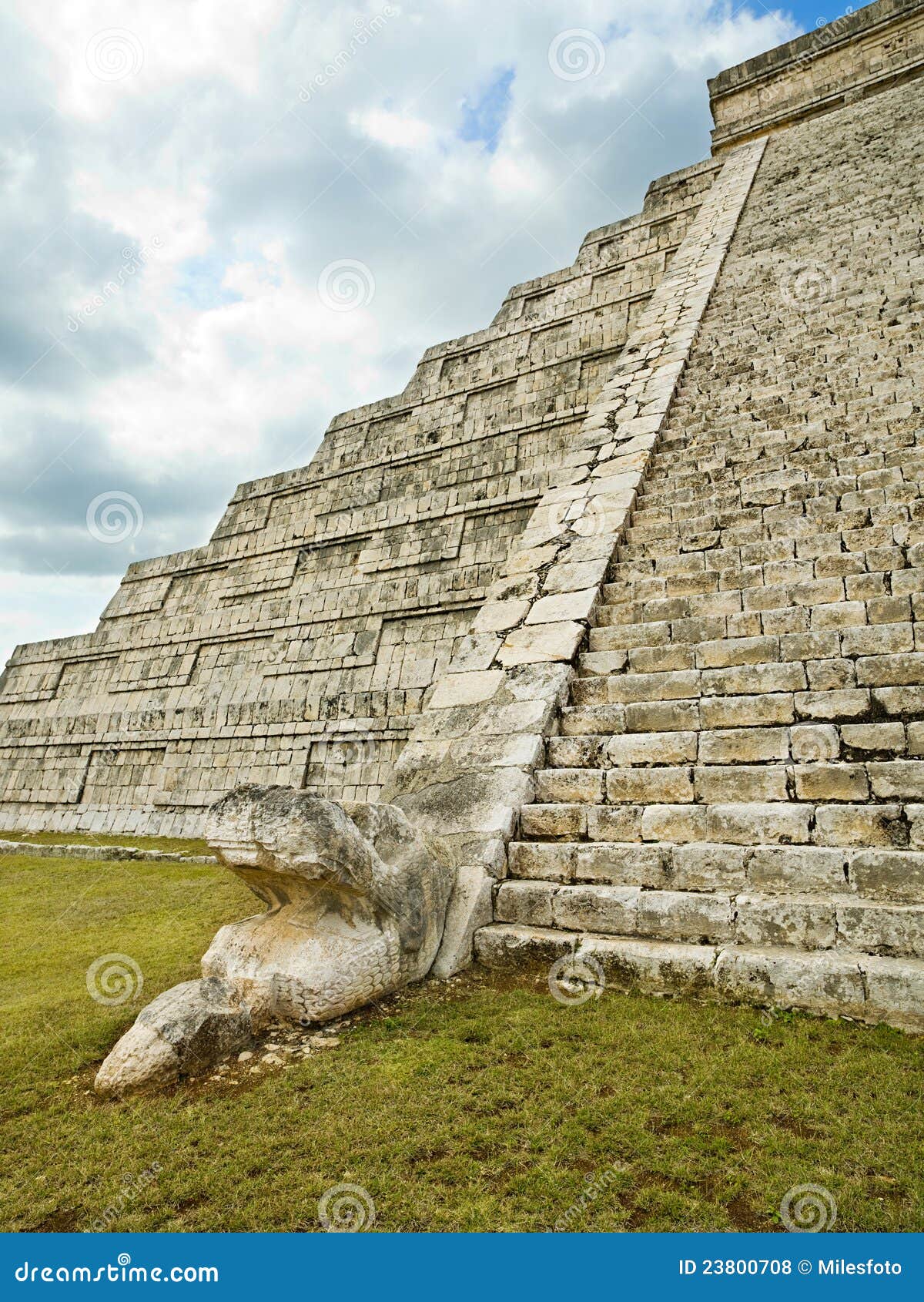 Serpente Emplumada Na Pirâmide Kukulkan Chichen Itza Foto de Stock ...