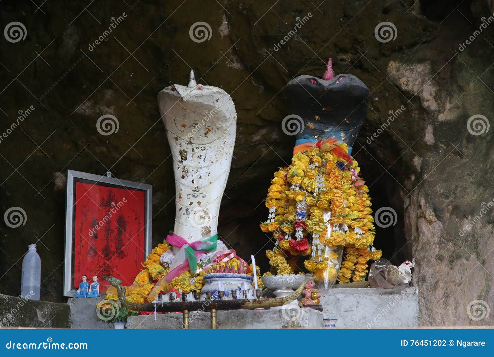 Serpente Lord Statue Na Caverna De Kao-Pina Fotografia Editorial ...