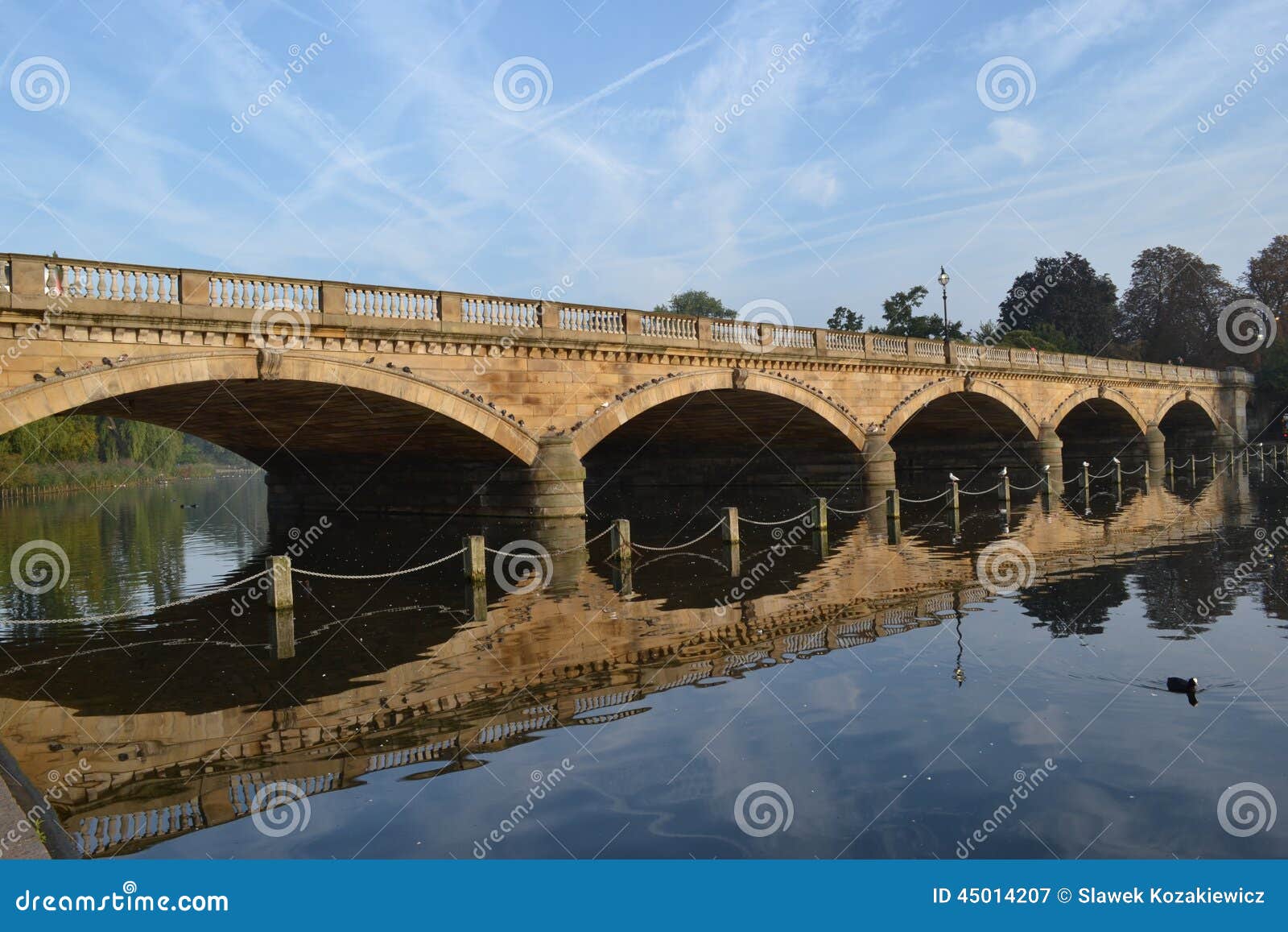 Serpentine Bridge Hyde Park London Imagen de archivo - Imagen de ...