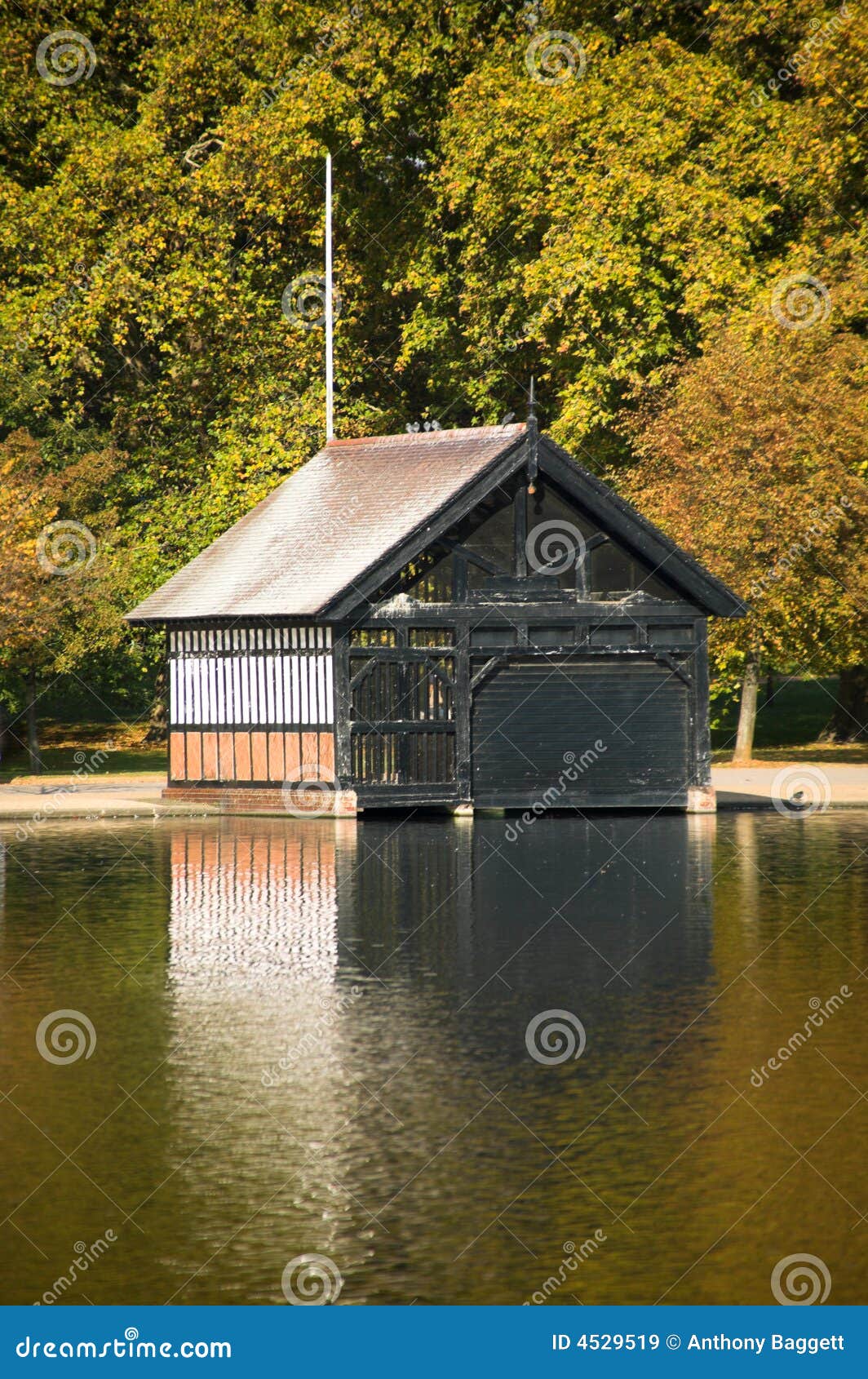 Serpentine Lake Boathouse (London) Stock Image - Image of place ...