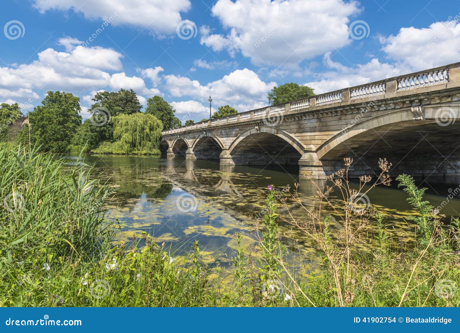 Serpentinensee Und Serpentine Bridge in Hyde Park, London Stockfoto ...