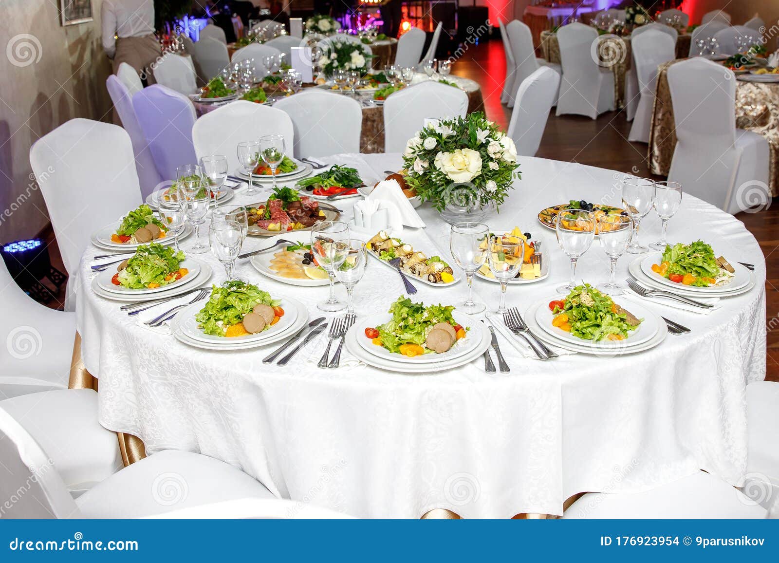 Round Banquet Table Served. Interior Of Restaurant For Wedding Dinner ...