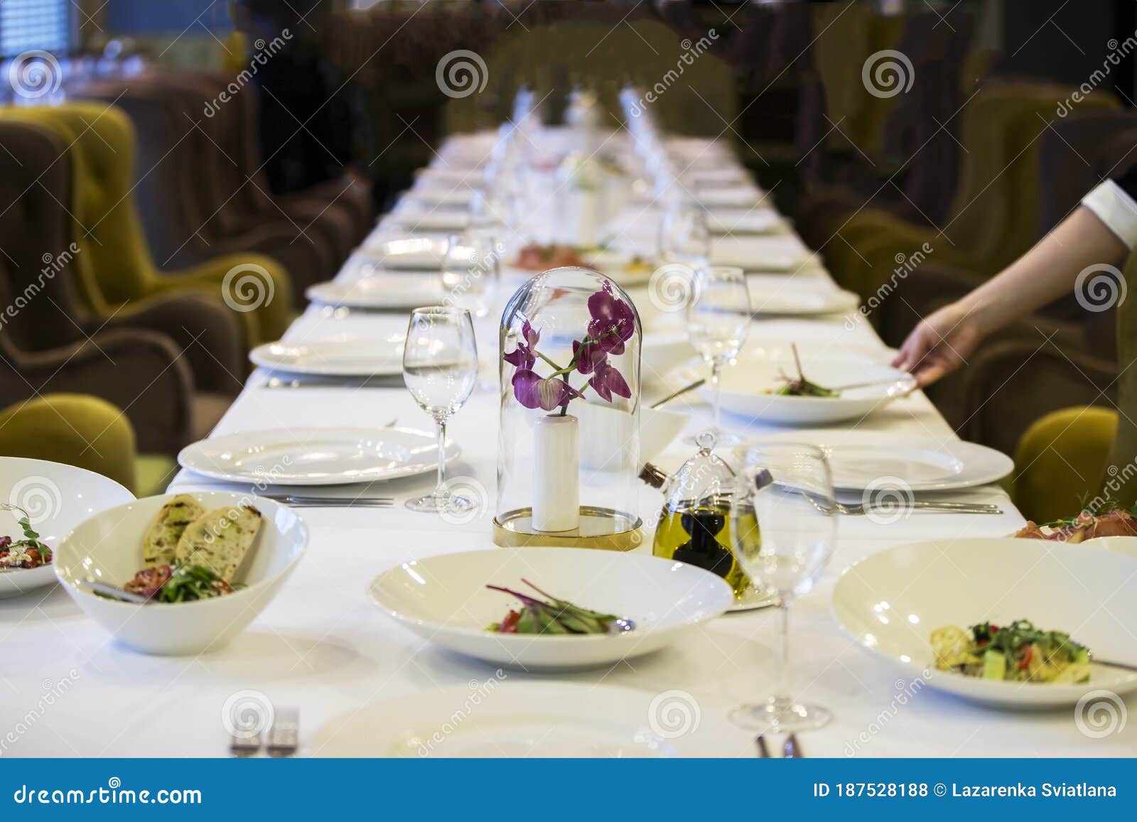 Clear Table Restaurant Waitress Food Stock Photos - Free & Royalty-Free ...