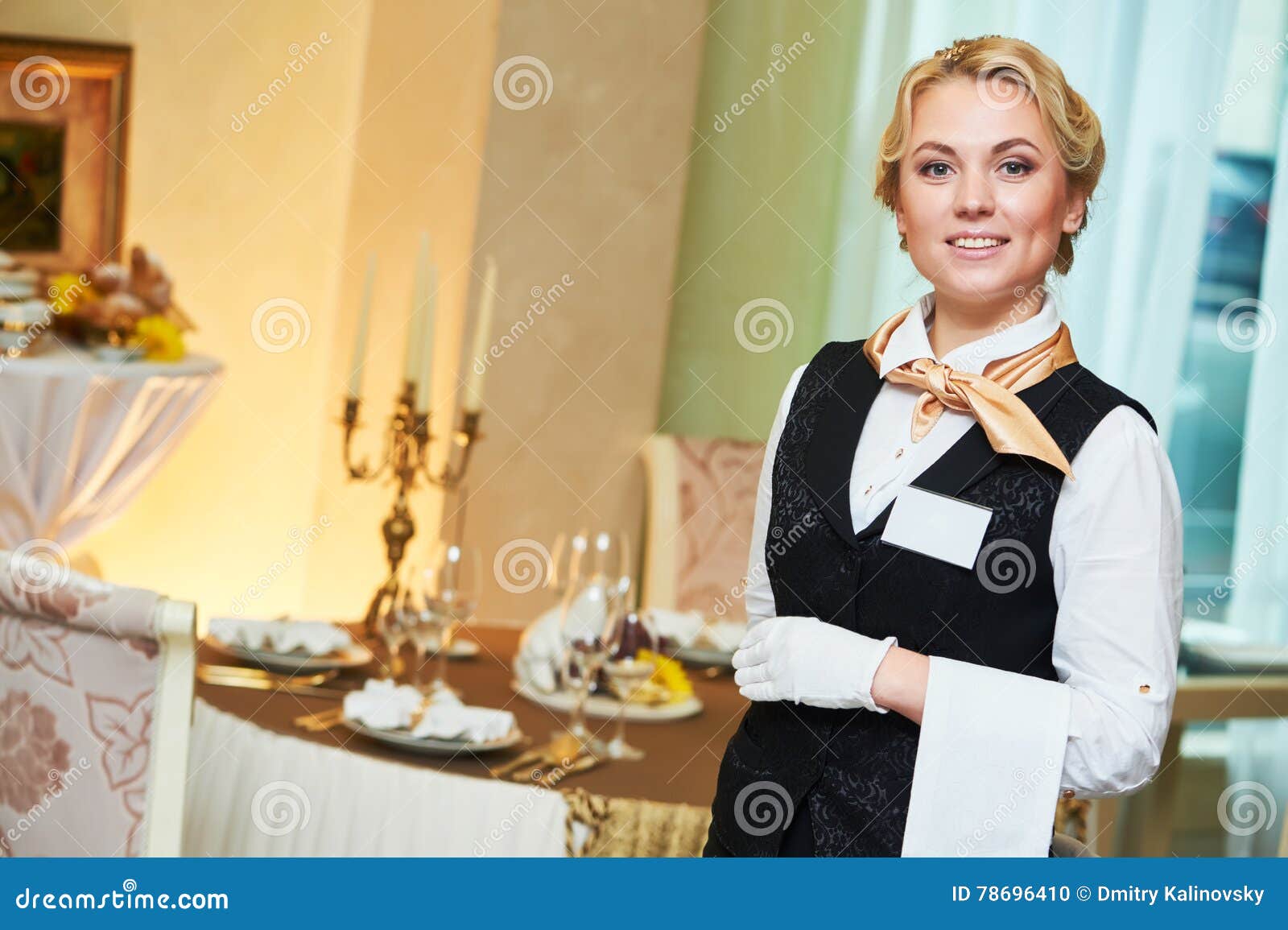 Serveerster Bij De Cateringsdienst in Restaurant Stock Foto - Image of ...