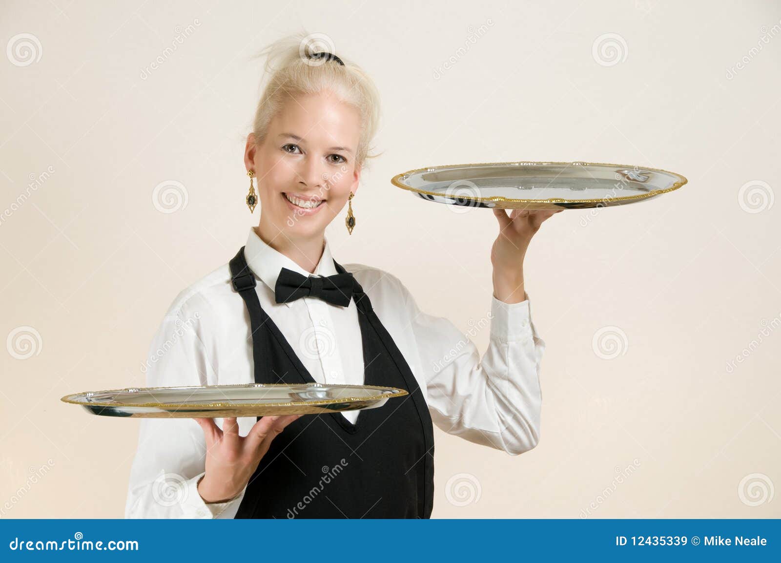 Serveerster met Dienbladen stock afbeelding. Image of dienblad - 12435339