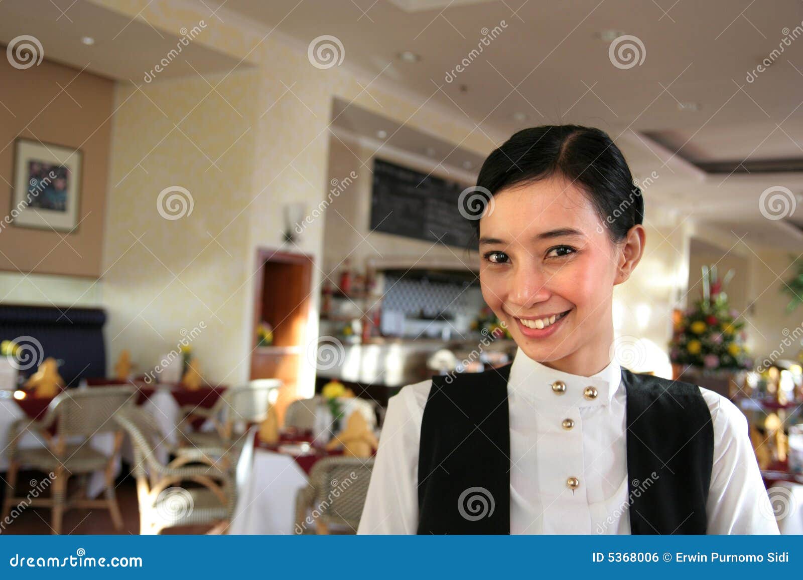 Serveerster of Restaurantpersoneel Stock Foto - Image of catering ...