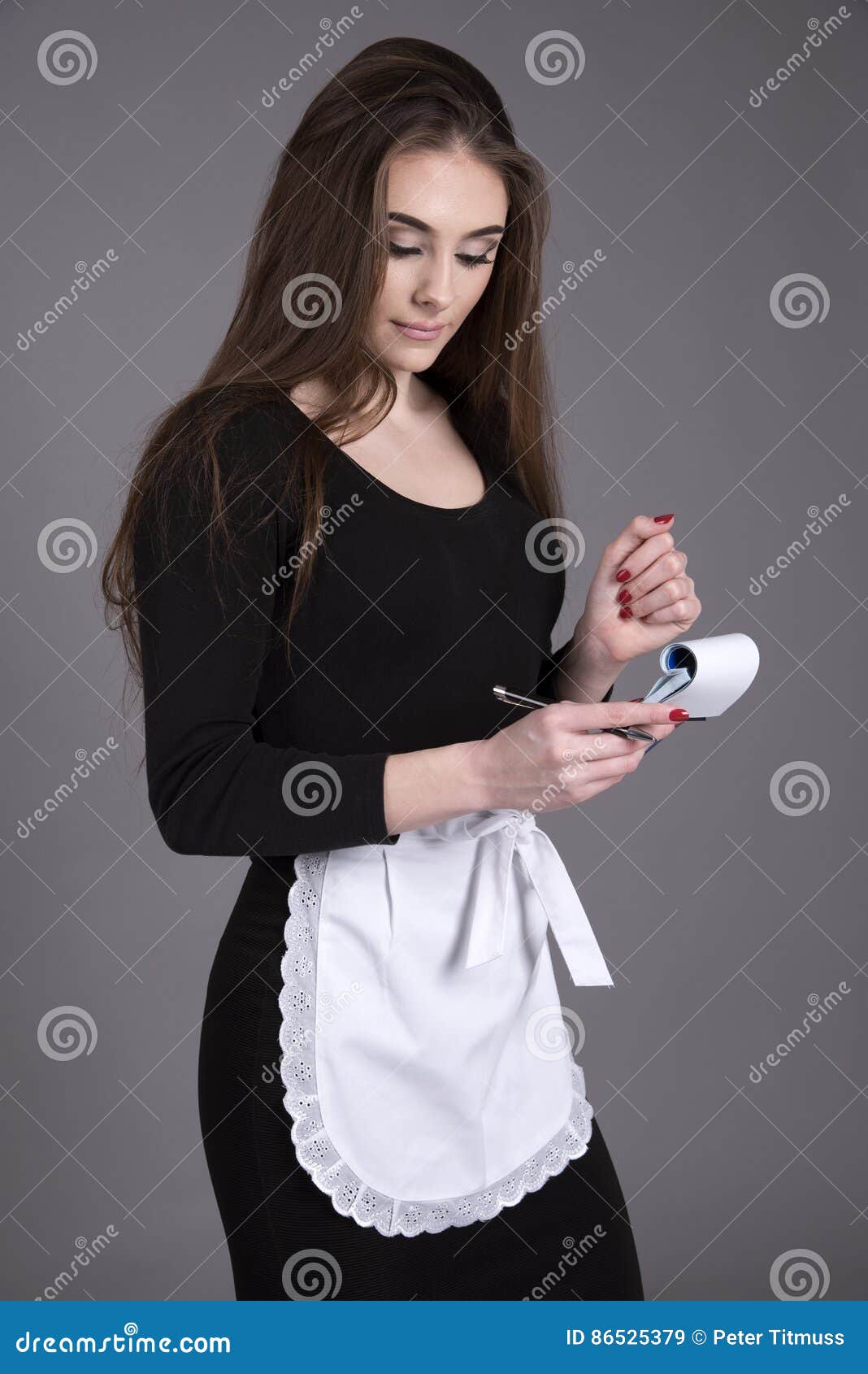 Serveerster in Zwarte Kleding En Witte Schort Stock Afbeelding - Image ...