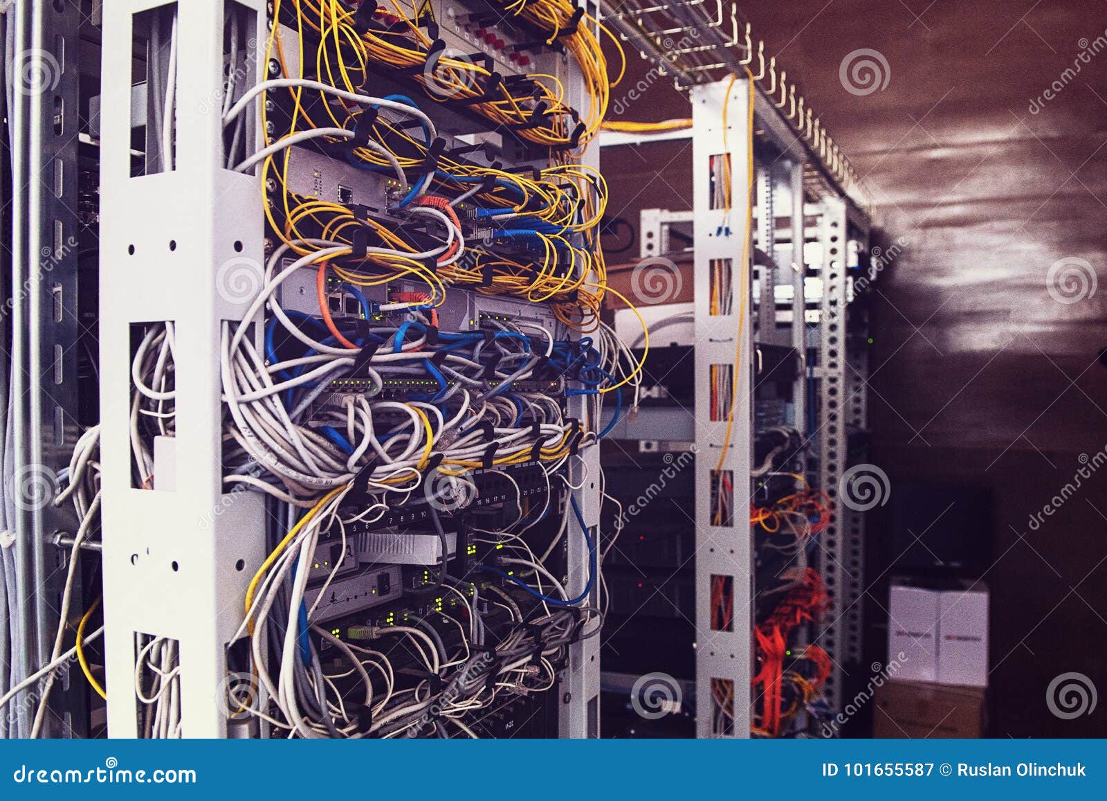 Server im Serverraum stockbild. Bild von seilzug, blau - 101655587