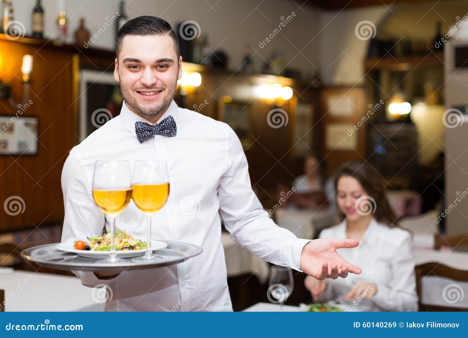 Serveur Beau Dans Le Restaurant Image stock - Image du américain ...