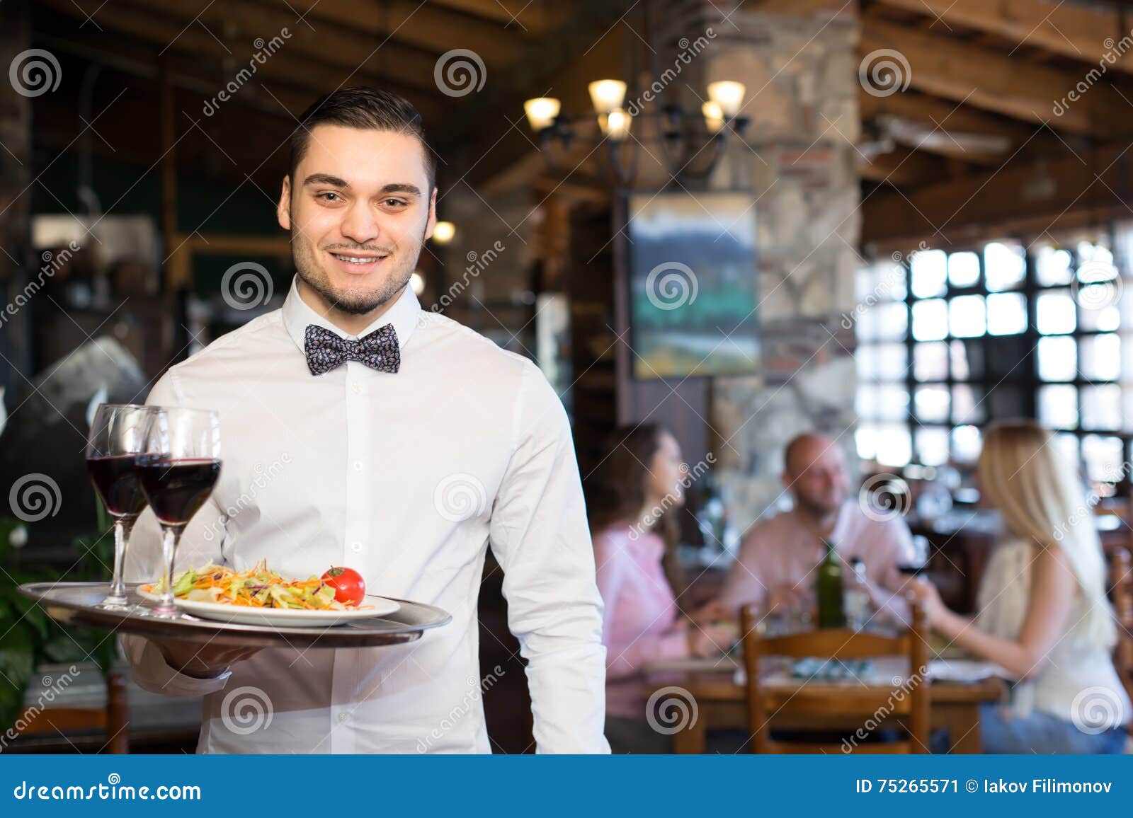 Serveur Beau Dans Un Restaurant Image stock - Image du hommes, loisirs ...