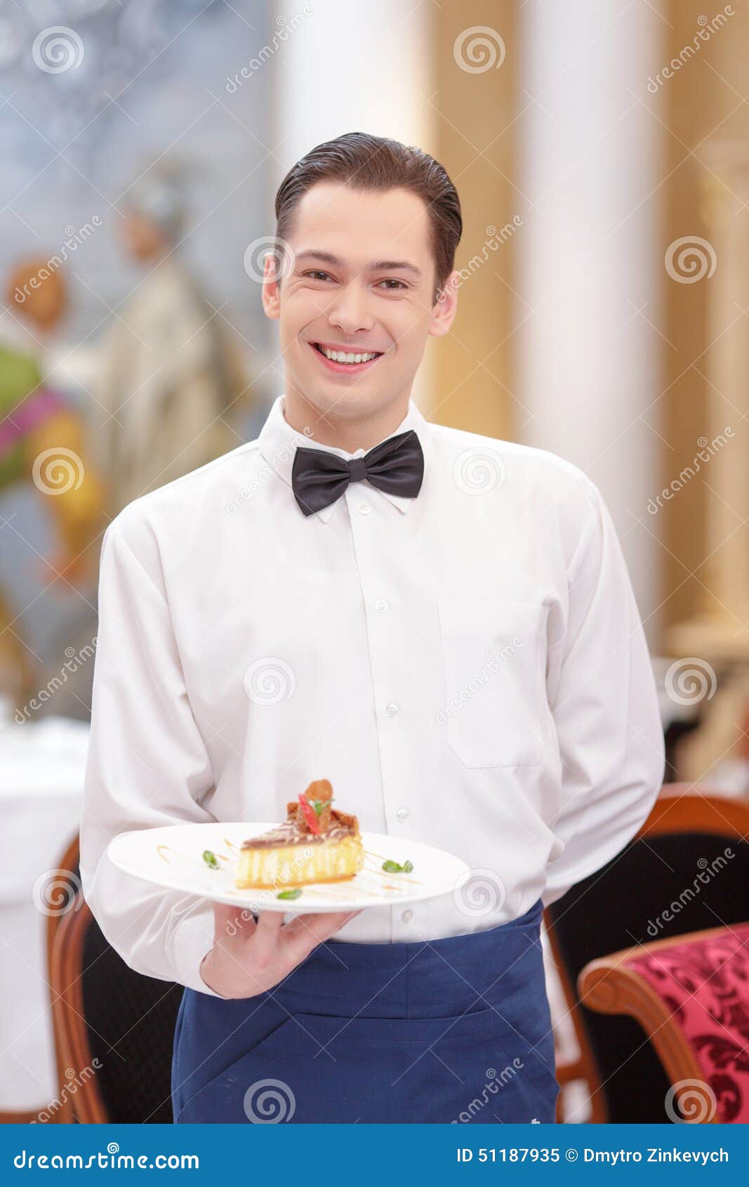 Serveur In Le Restaurant De Luxe Image stock - Image du portion ...