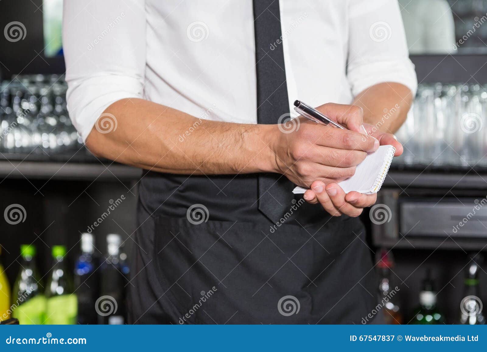 Serveur notant un ordre image stock. Image du professionnel - 67547837