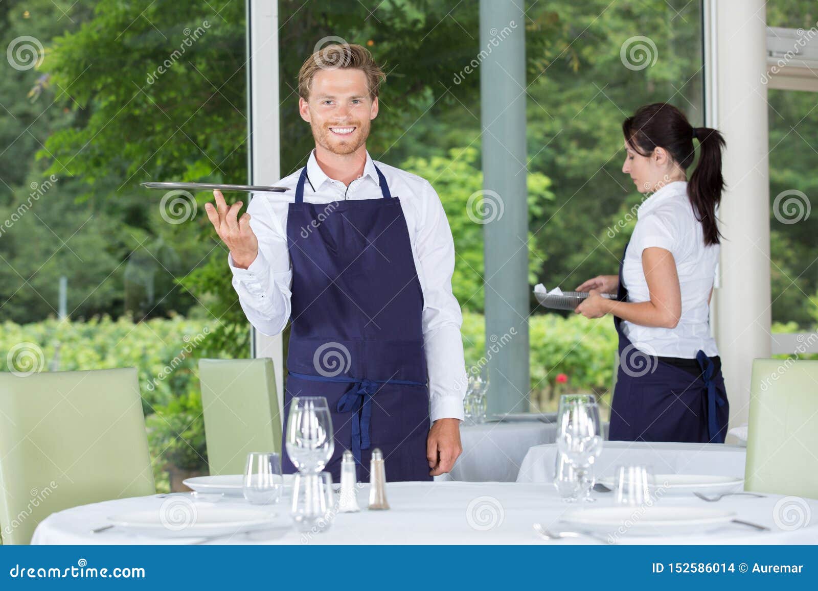 Serveurs Dans Le Restaurant Photo stock - Image du majordome, gant ...