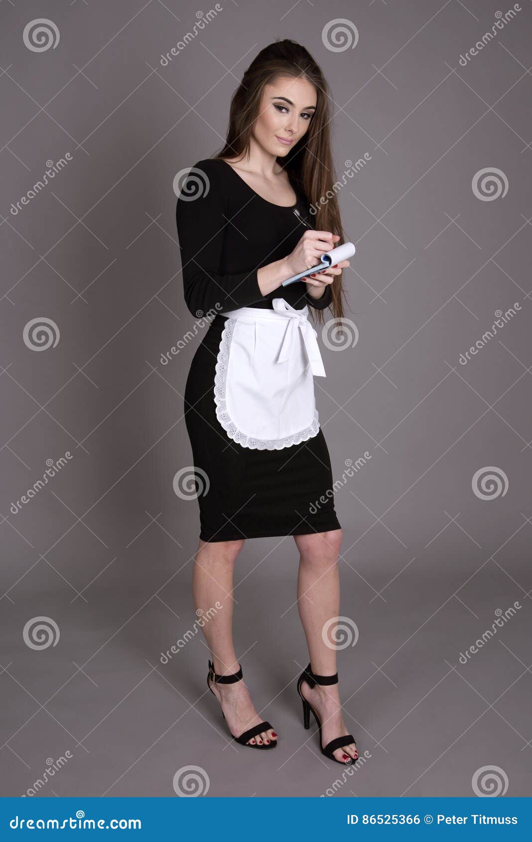 Serveuse Dans La Robe Noire Et Le Tablier Blanc Photo stock - Image du ...