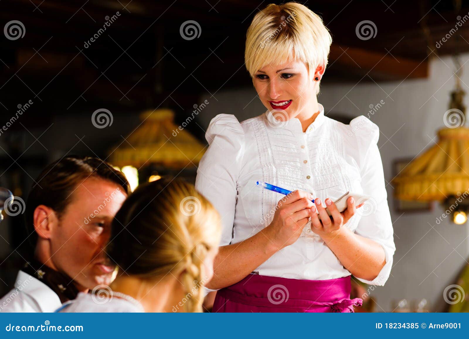Serveuse Dans Le Restaurant Bavarois Prenant Des Commandes Image stock ...