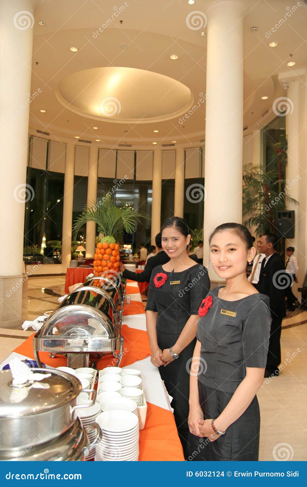 Serveuse deux au buffet photo stock. Image du femelle - 6032124