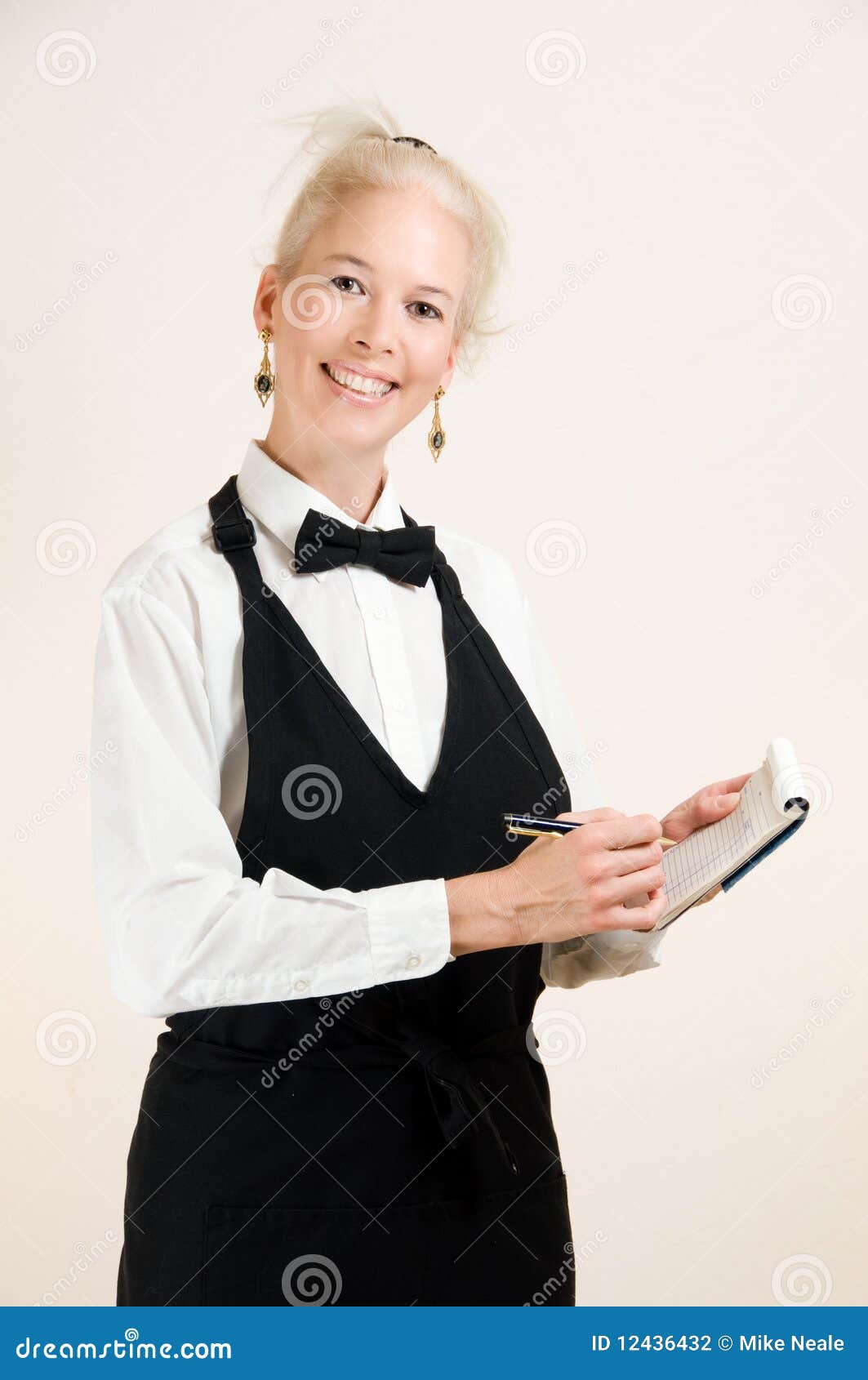 Serveuse heureuse photo stock. Image du waitperson, attrayant - 12436432