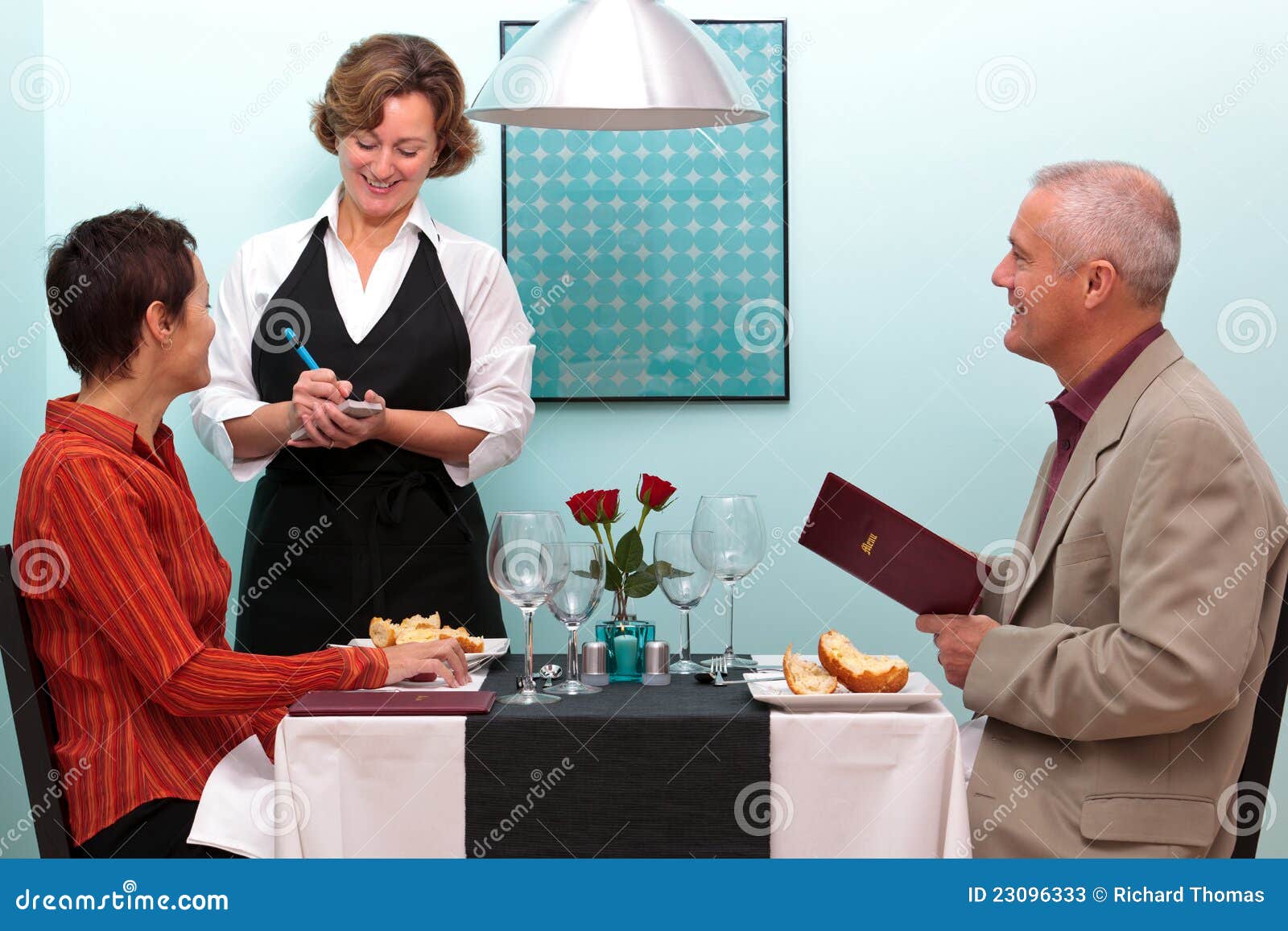Serveuse Prenant Une Commande Dans Un Restaurant Image stock - Image du ...