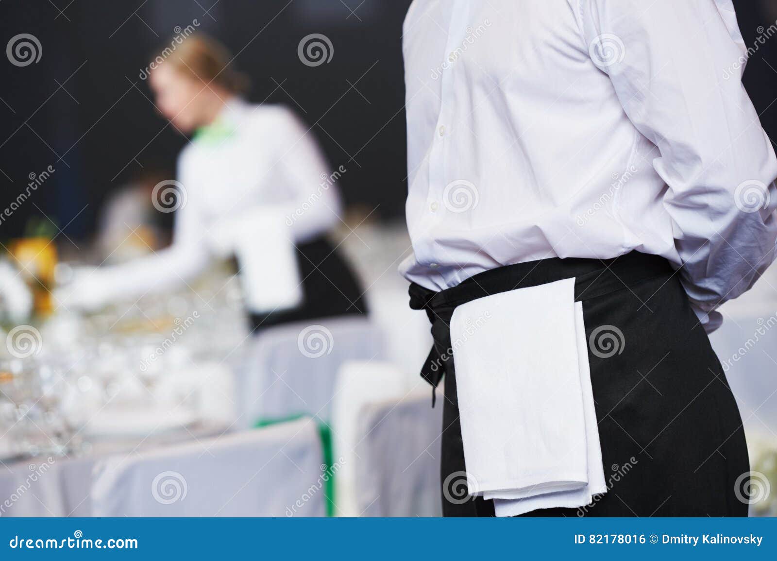 Service De Restauration Serveuse En Service Dans Le Restaurant Photo ...