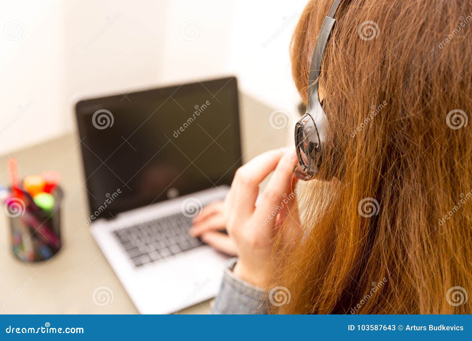 Service Desk Consultant Talking on Hands-free Phone. Helpdesk, I Stock ... Service Desk Consultant Talking on Hands-free Phone. Helpdesk, I Stock ...