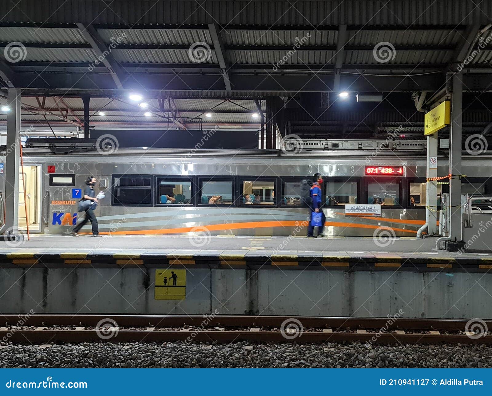 Service train in station editorial photography. Image of metro - 210941127