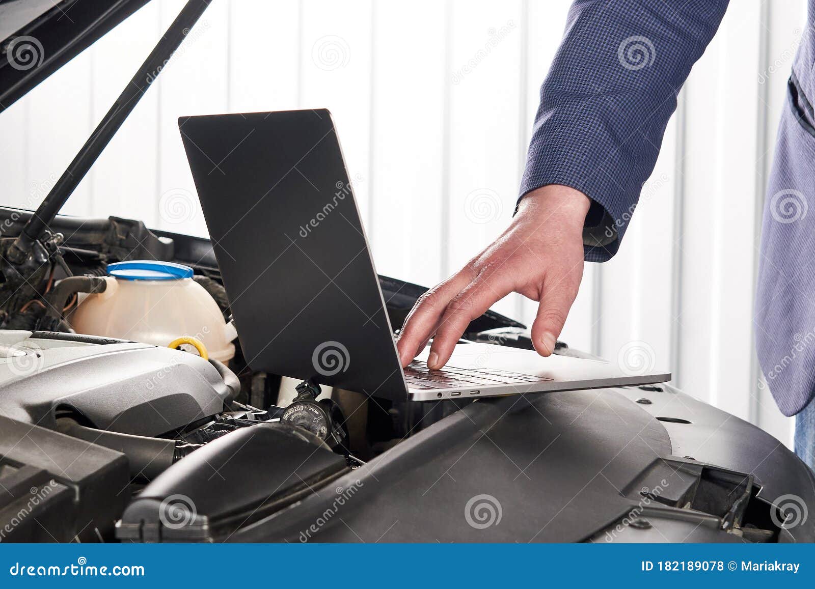 Car Mechanic Using Computer in Auto Repair Shop Stock Photo - Image of ...