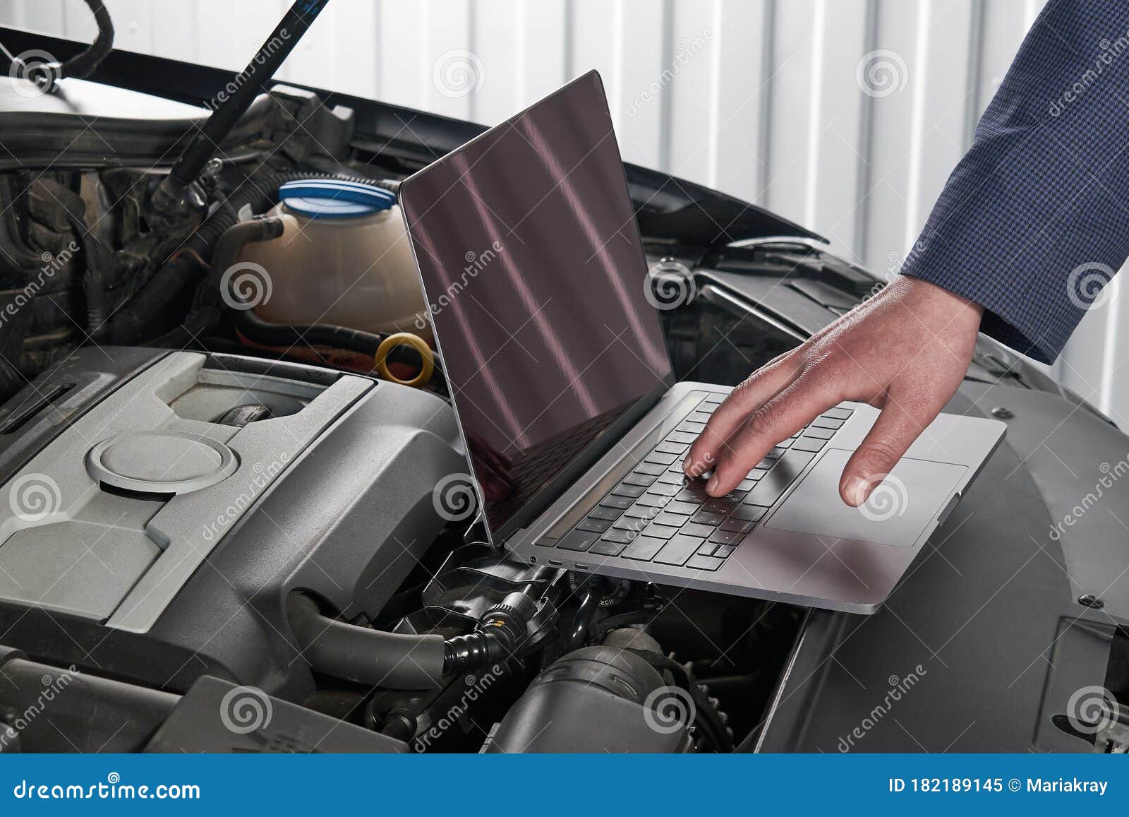 Car Mechanic Using Computer in Auto Repair Shop Stock Image - Image of ...