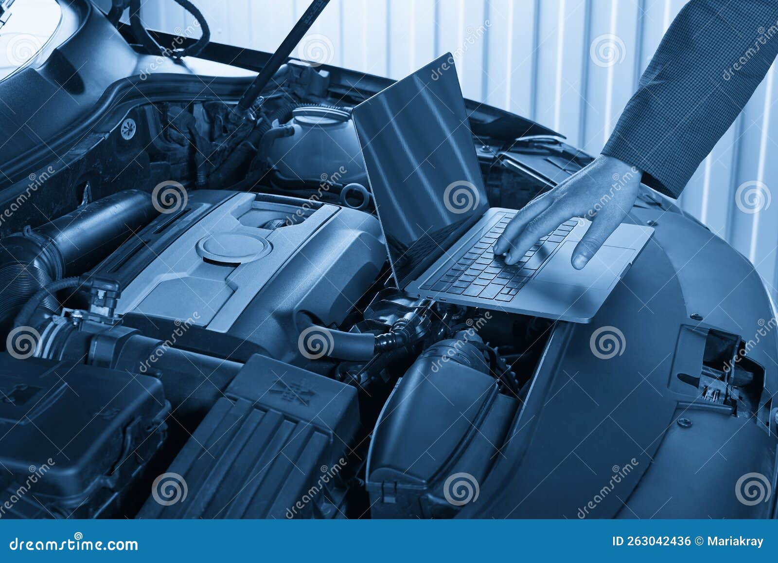 Car Mechanic Using Computer in Auto Repair Shop Stock Photo - Image of ...