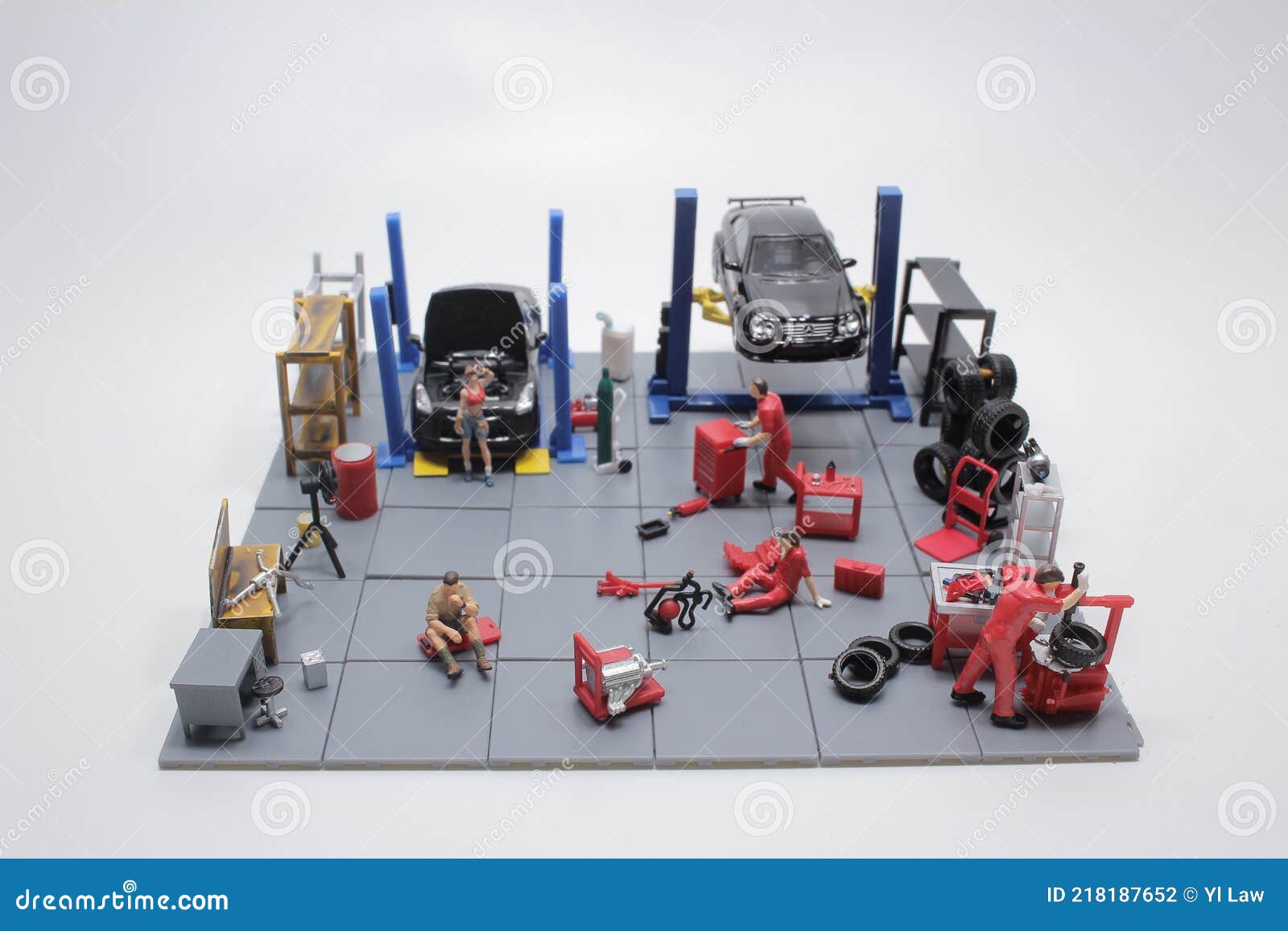 Services Car Engine Machine, General View of Wheel Workshop with ...