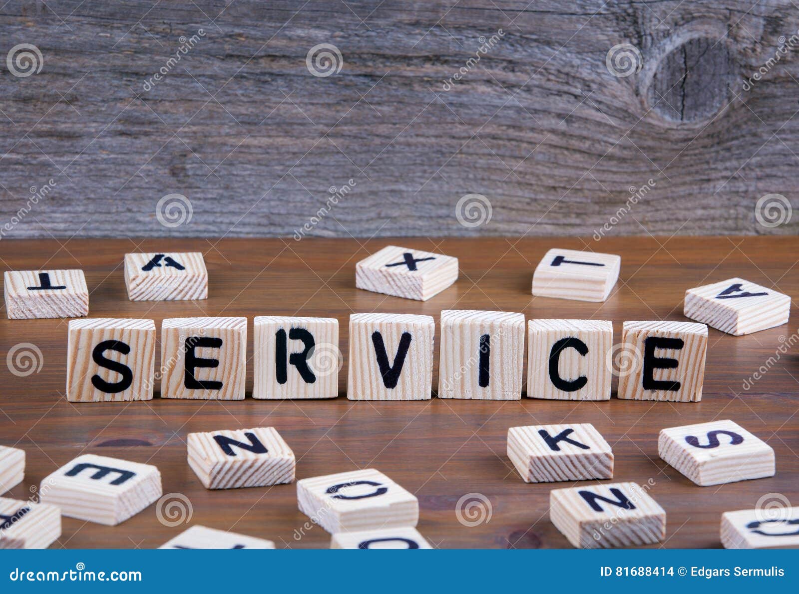 Servicio De Letras De Madera En Fondo De Madera Foto de archivo ...
