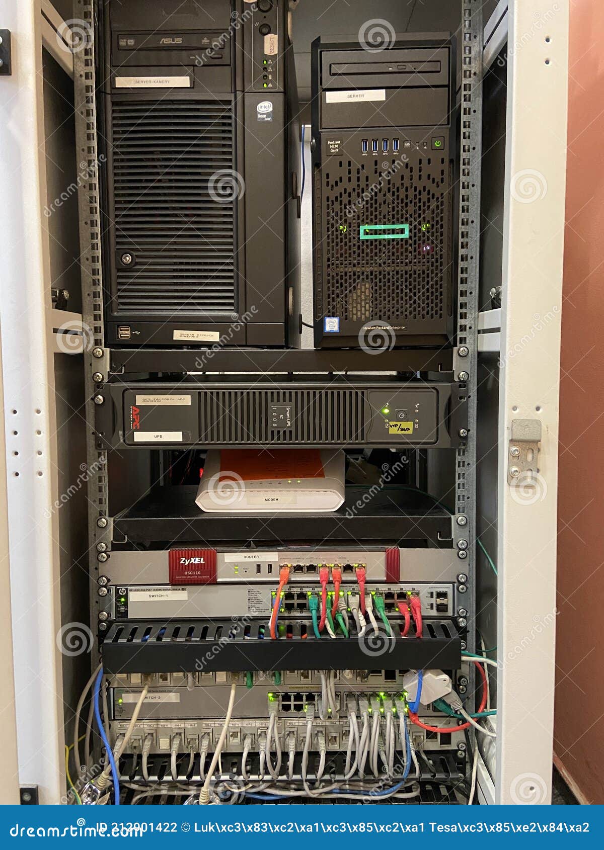 Servidor em rack com rede foto de stock. Imagem de interior - 212901422