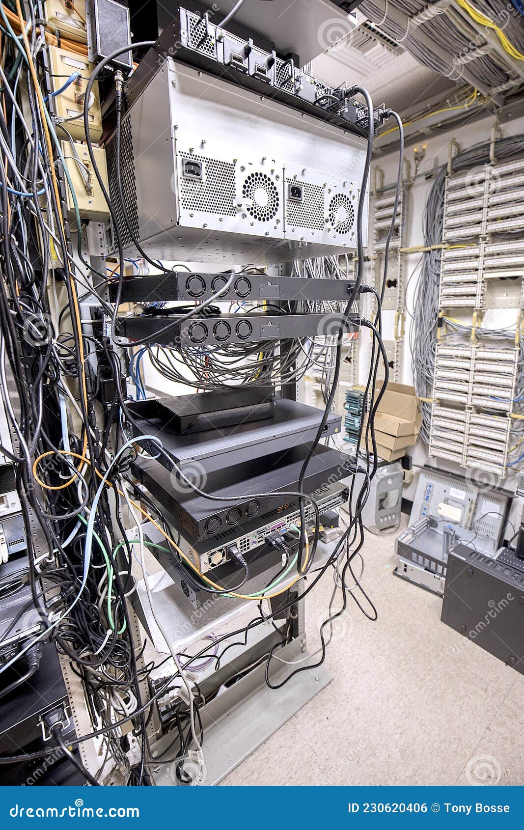 Servidores em torre foto editorial. Imagem de apoio - 230620406