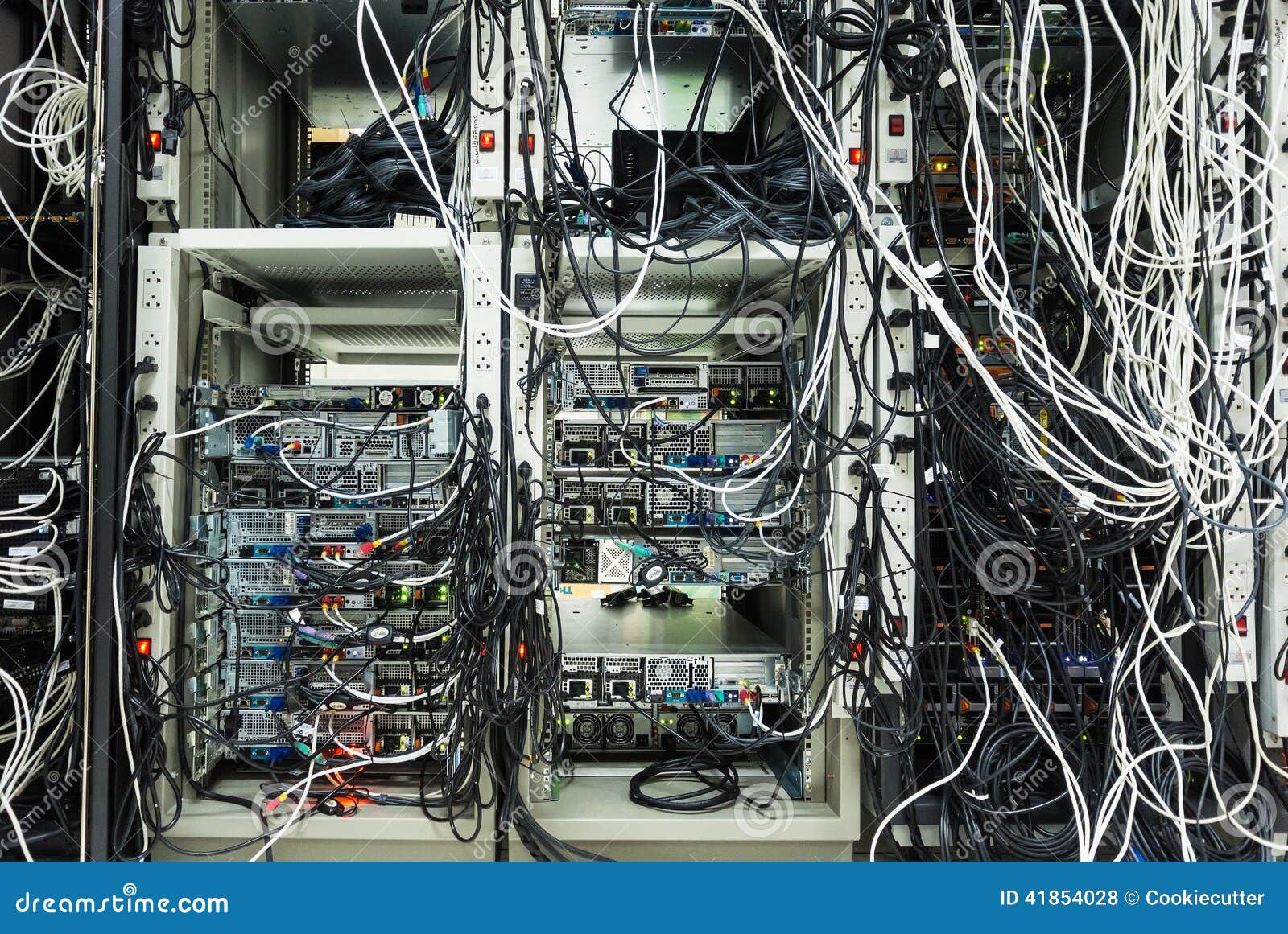 Servidores En Un Cuarto Del Centro De Datos Foto de archivo - Imagen de ...