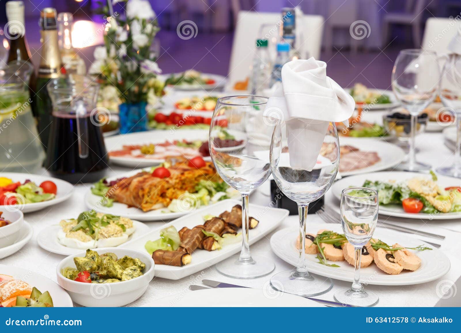 Servito Per Una Tabella Di Banchetto Fotografia Stock - Immagine di ...