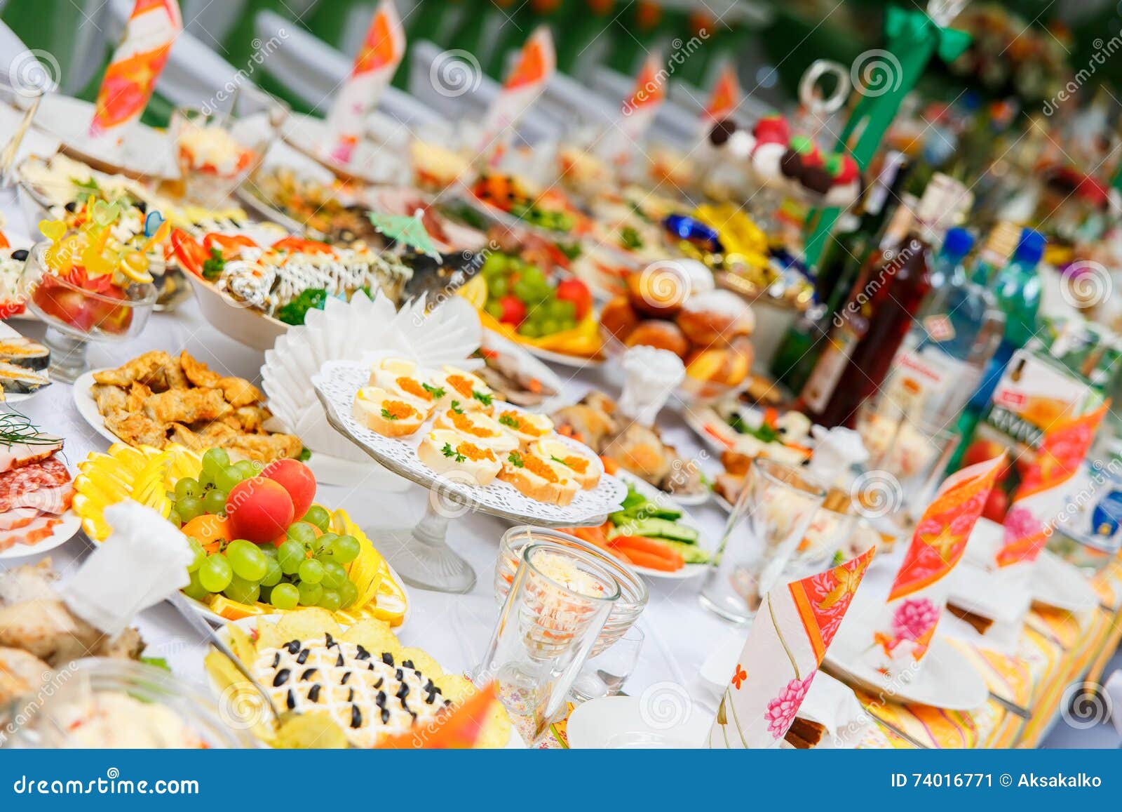 Servito Per Una Tabella Di Banchetto Immagine Stock - Immagine di ...