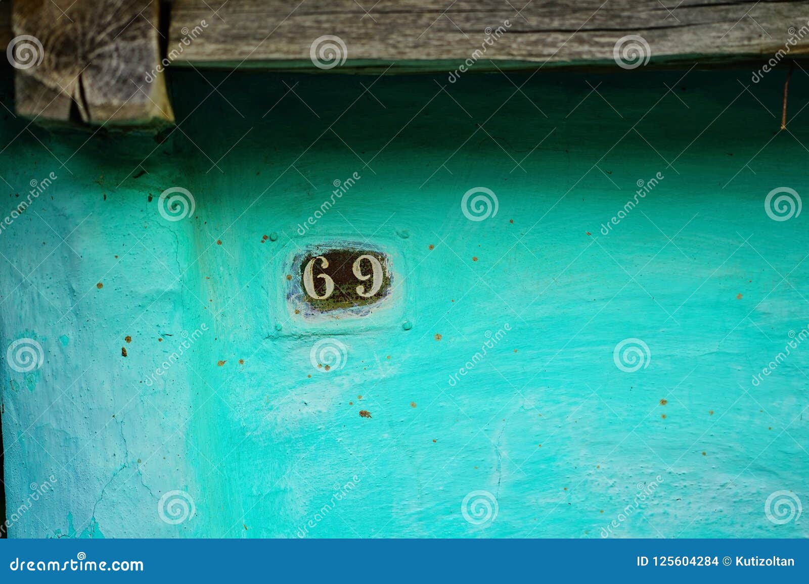 Sesenta Y Nueve Números De Casa Foto de archivo - Imagen de envejecido ...