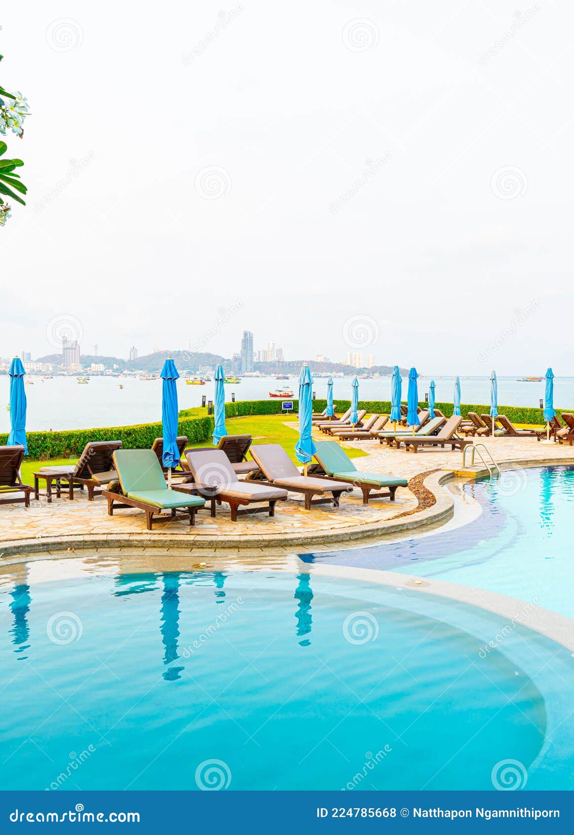 Sessel-Pool Oder Bett-Pool Und Sonnenschirm Rund Um Den Pool Stockfoto ...