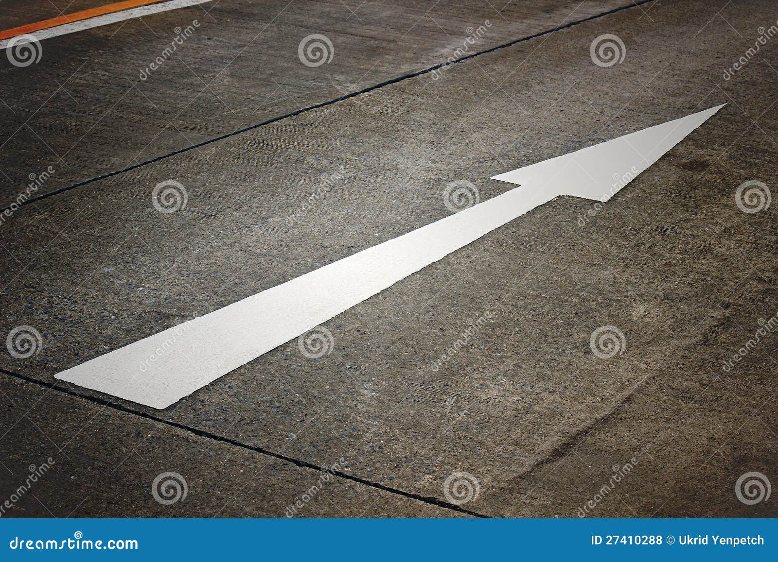 Seta branca na estrada foto de stock. Imagem de reto - 27410288