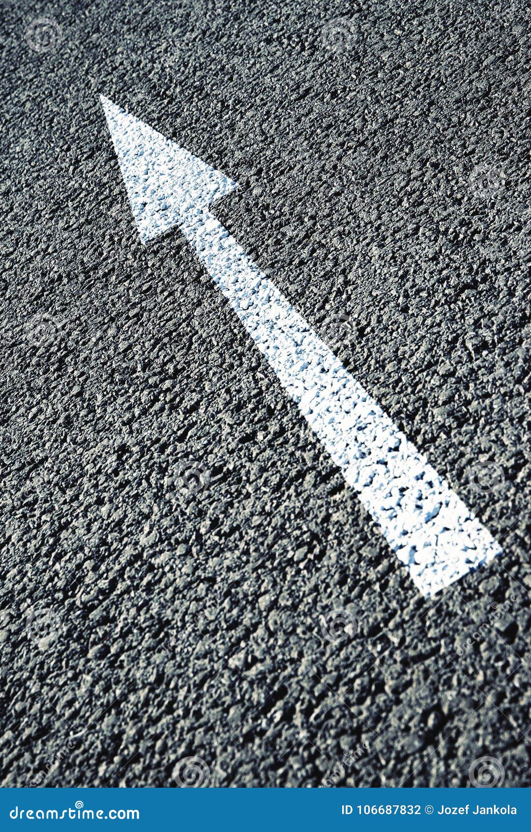 Seta Branca Na Estrada Asfaltada Foto de Stock - Imagem de estrada ...