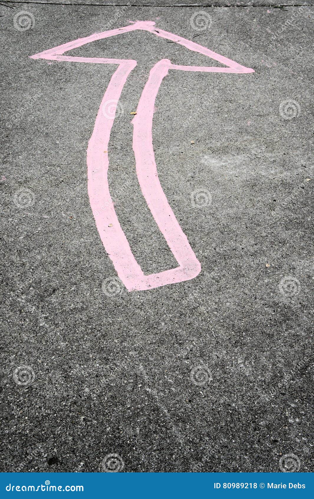 Seta Cor-de-rosa Do Giz No Asfalto Foto de Stock - Imagem de vertical ...