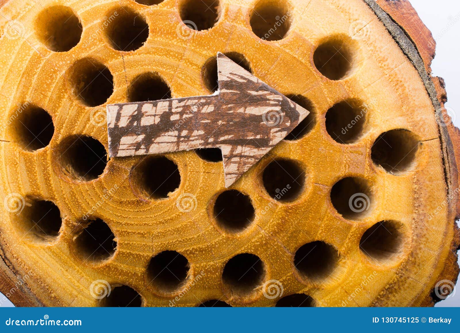 Seta Cortada Do Papel Marrom Na Madeira Imagem de Stock - Imagem de ...