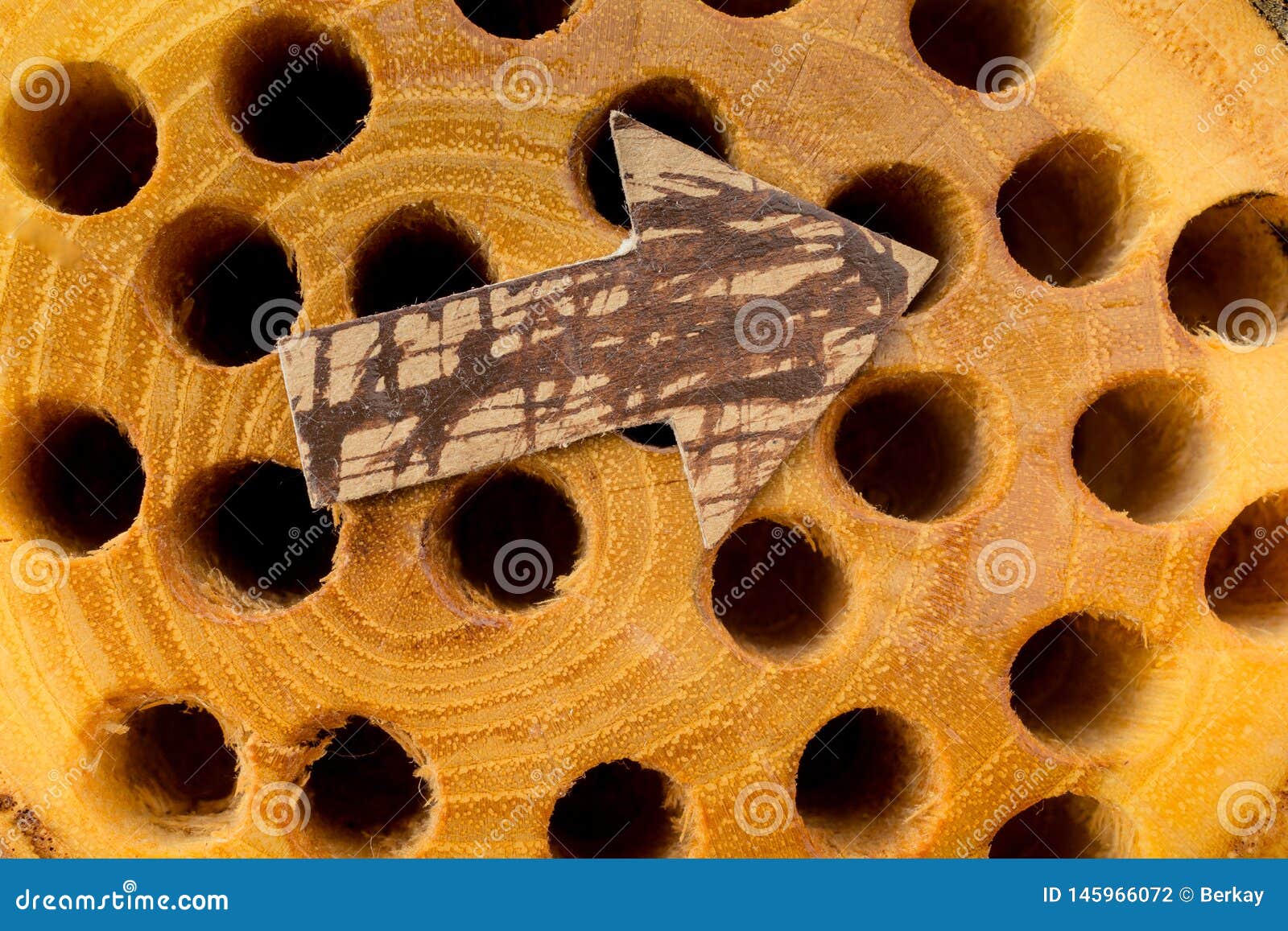 Seta Cortada Do Papel Marrom Na Madeira Foto de Stock - Imagem de ...